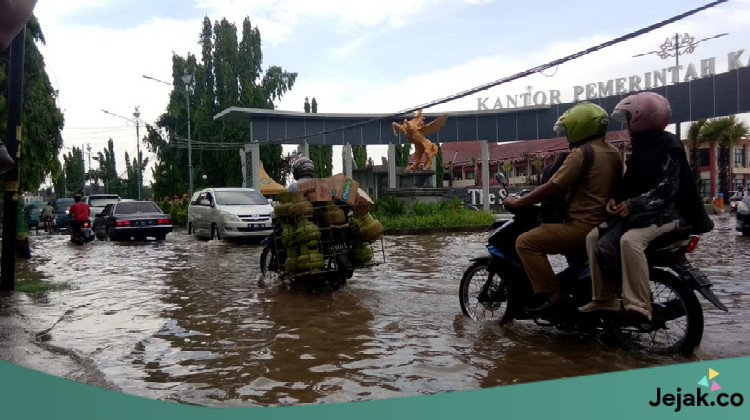 Kota Sumenep dilanda banjir saat awal musim penghujan, tanggal 23 ...