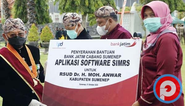 Bupati Busyro Karim menyerahkan aplikasi software SIMRS ke Direktur ...